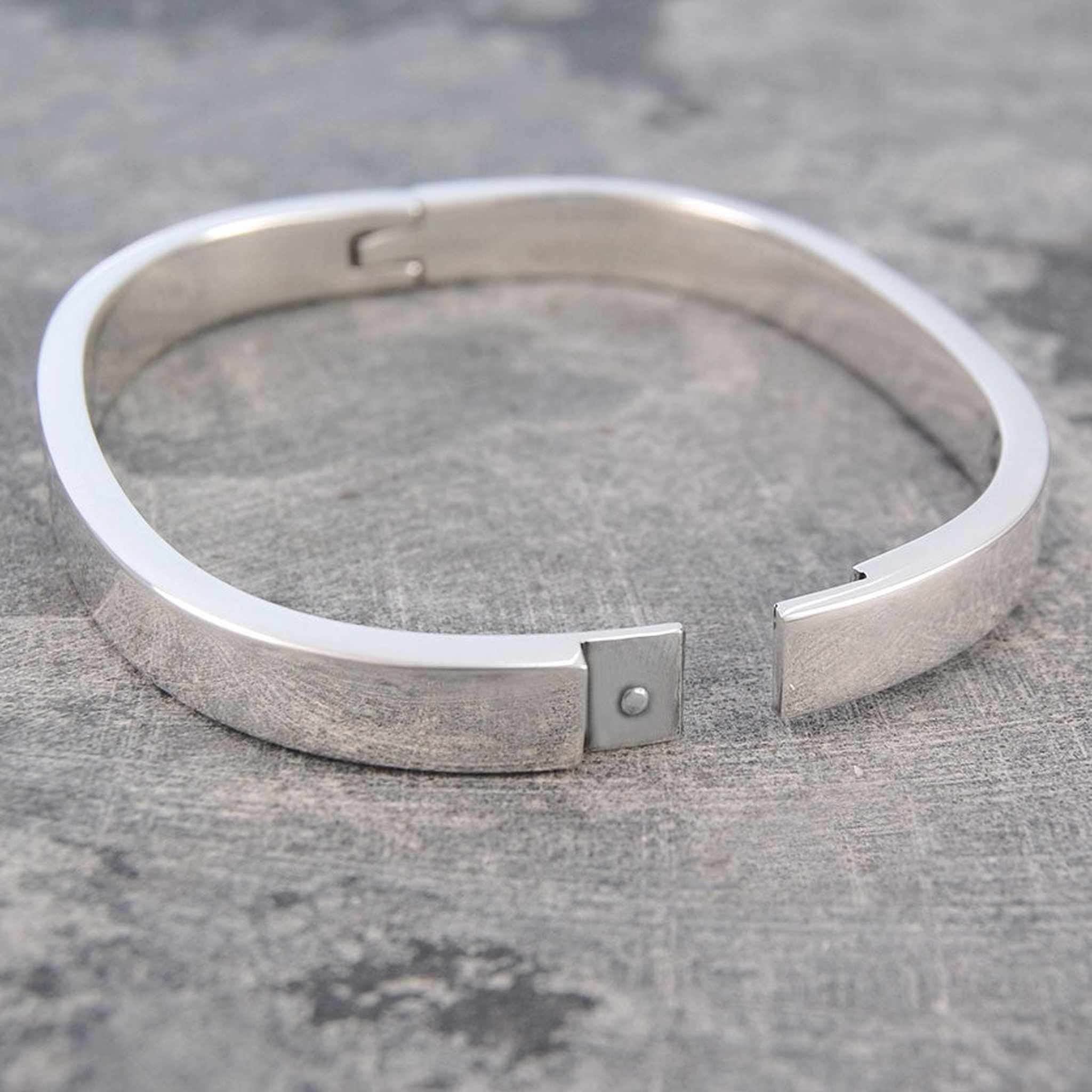 Chunky Oval Hinged Silver Bangle – Otis Jaxon Silver Jewellery